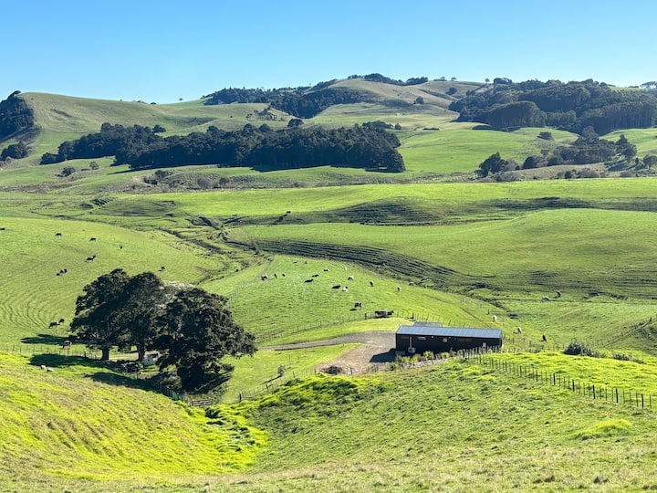 Black Magic – Stylish Rural Escape,views & Privacy - Pukekohe Hill