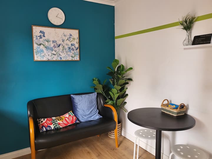 Turquoise Unit - Affordable Place - Your Comfort - Tottenham