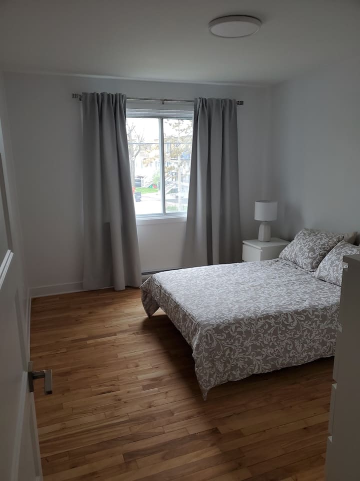 4,5 Top Floor Fleuve , Bus Svcs - Boucherville