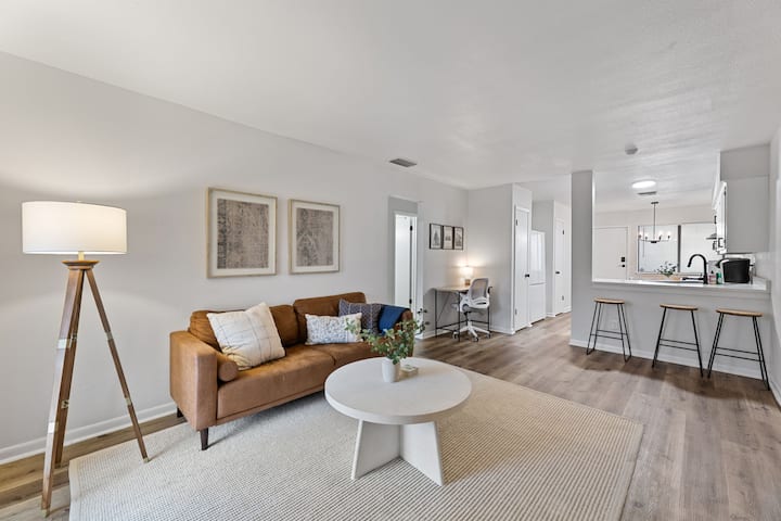 Beautiful 2 Bdr • Washer & Dryer • Garage • Desk - Austin