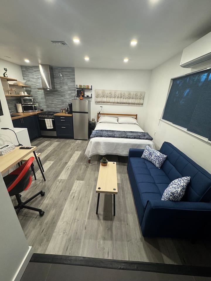 New Modern Studio With Private Romantic Garden - Los Angeles, CA