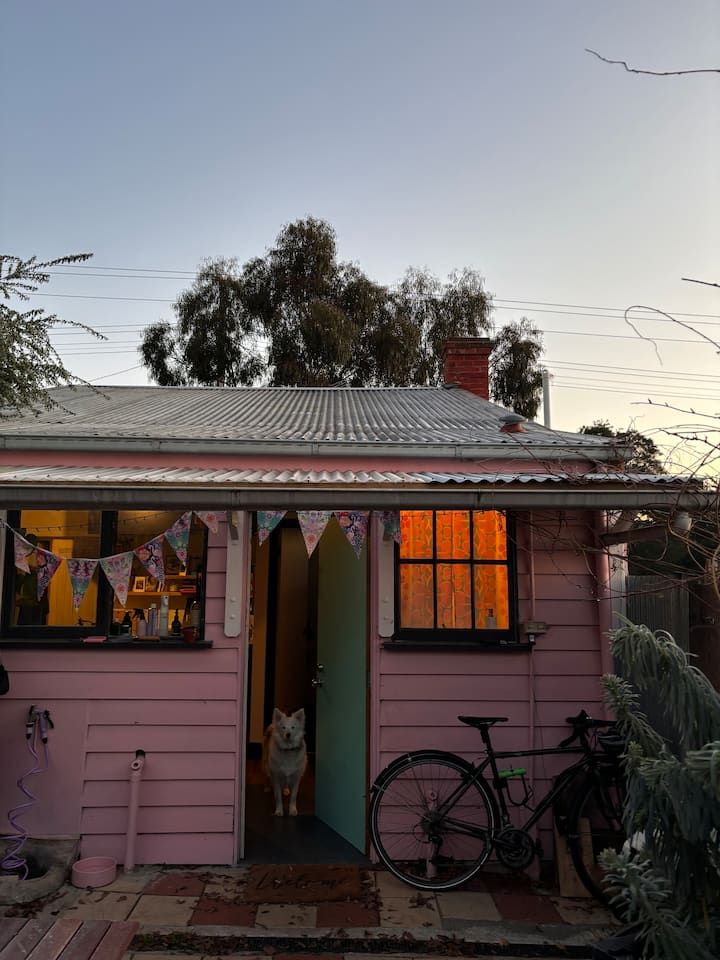 The Pink House - Charming & Central Garden Studio - Castlemaine