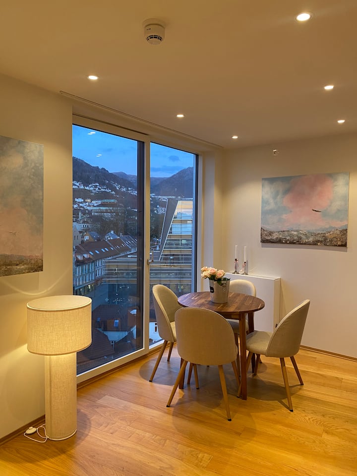 Penthouse Leilighet Med Fransk Balkong I Bergen. - Bergen