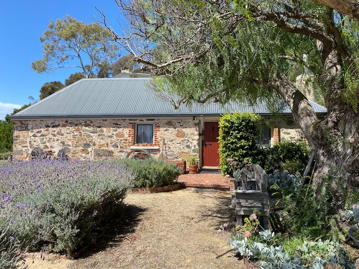Bluff Cottage - Beachfront, Heritage Listed. - Swansea