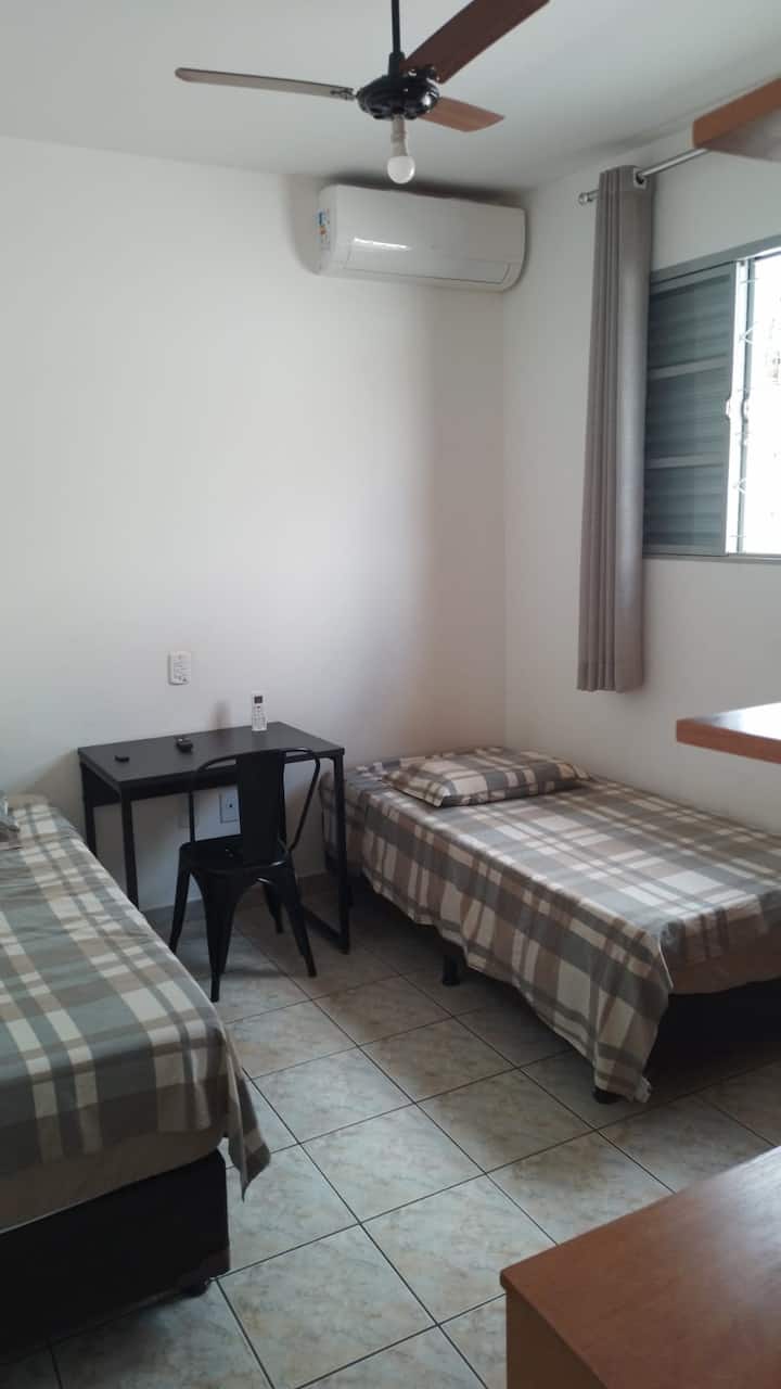 K02, Kitnet Completa Com Ar Condicionado E Garagem - Araraquara