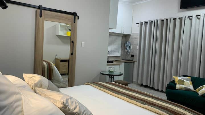 En-suite Self-catering Room - Bloemfontein