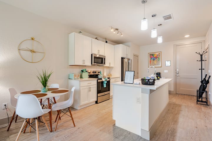 Riverwalk Luxury Condo • Pool •Pets & Free Parking - San Antonio, TX