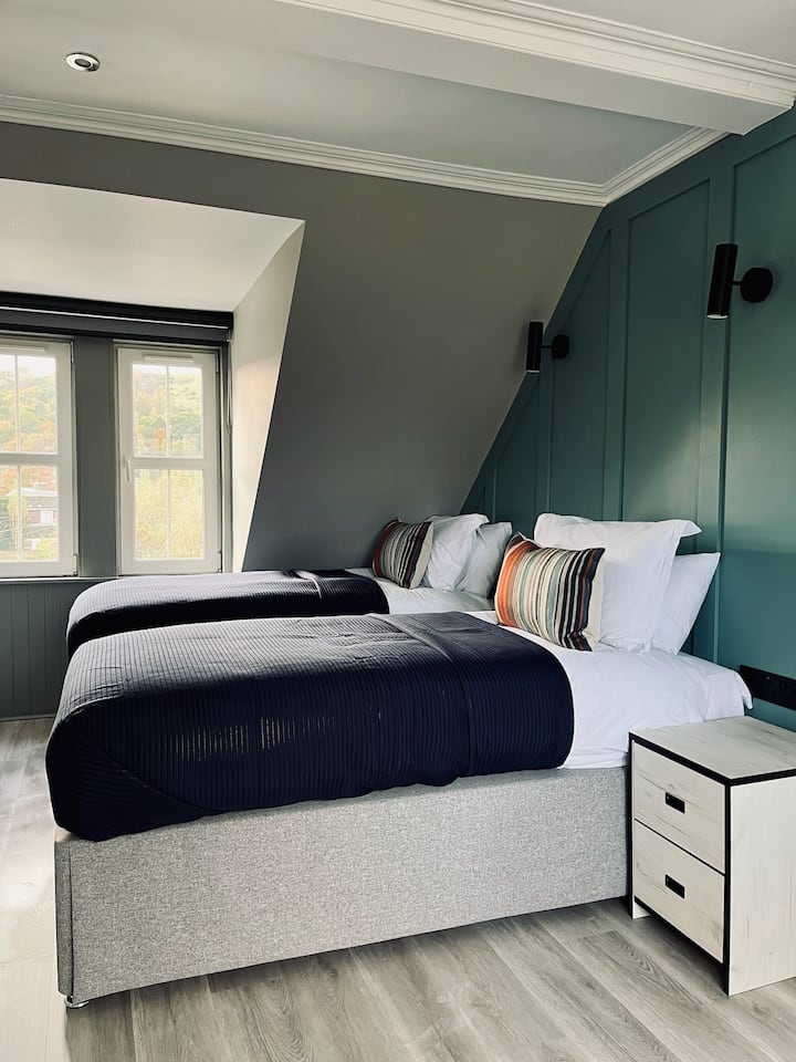 Stylish Twin W/ En-suite & Kitchenette (Room 5) - Peebles
