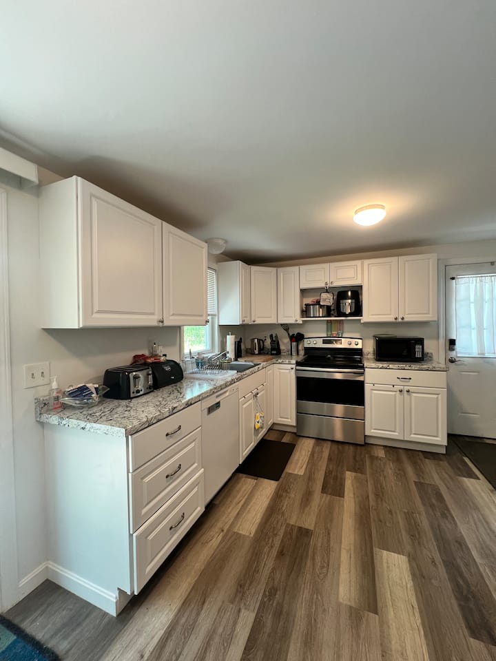 The Cape Cottage - 5 Bedrooms & 2 Baths - Sandwich, MA