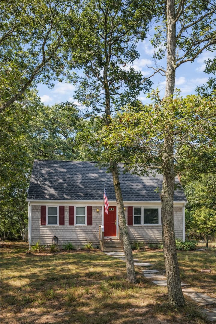 The Cape Cottage - 5 Bedrooms & 2 Baths - Sandwich, MA