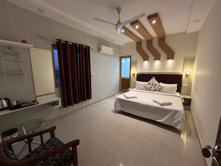 Deluxe Room With Terrace- 1.5 Km From Tajmahal - Agra
