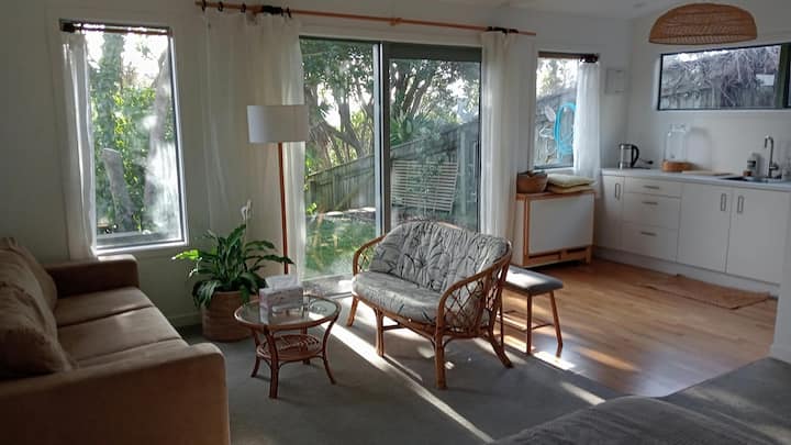 Kawakawa Cottage - Coastal Retreat - Paekākāriki