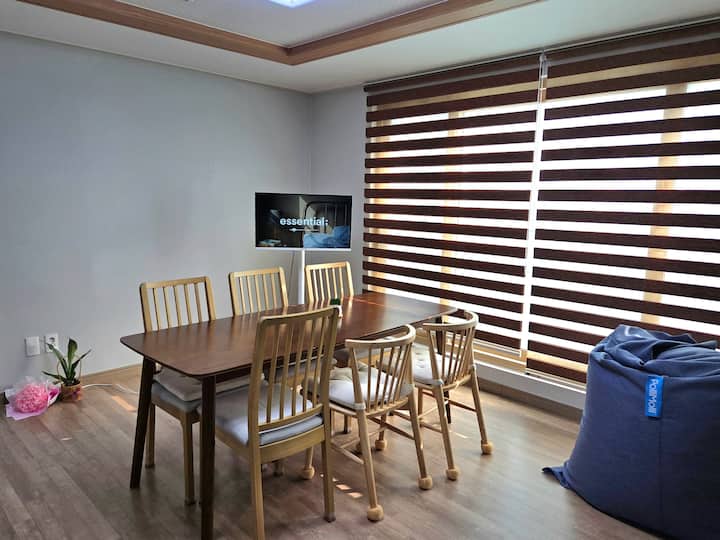 [해원Stay]방3, 최대7명, 싱글침대 6, 바닥토퍼1, 욕실2/미니멀리스트운영 깔끔숙소 - Busan