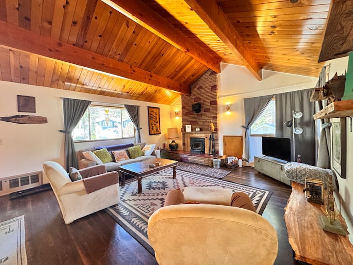 Rusty Owl Cabin | Spacious | Big Yard | King Bed - Wrightwood, CA