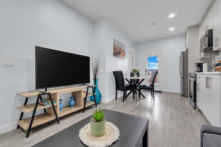Newly Built Two Bedroom Guesthouse Suite - Calgary