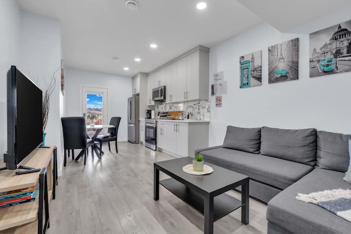 Modern 2-br Suite •Huge Backyard - Calgary