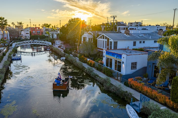 Tranquil Canal Sanctuary - Venice Beach, CA