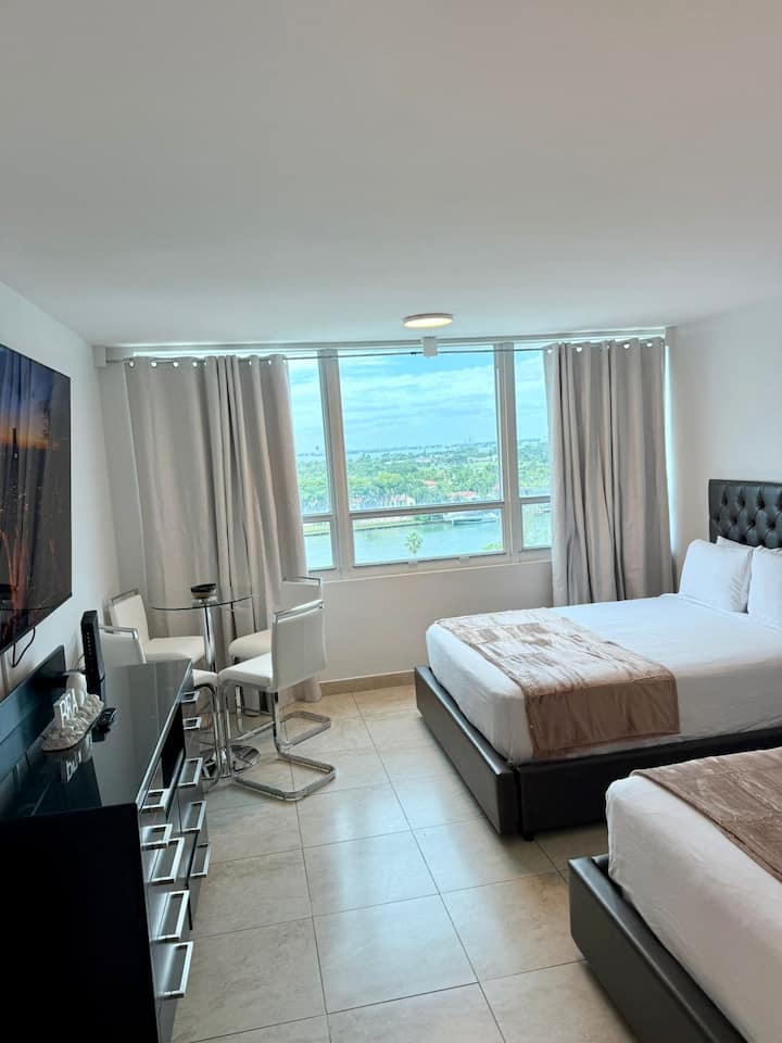 Cozy Studio Bay View! Free Parking - Miami Beach, FL