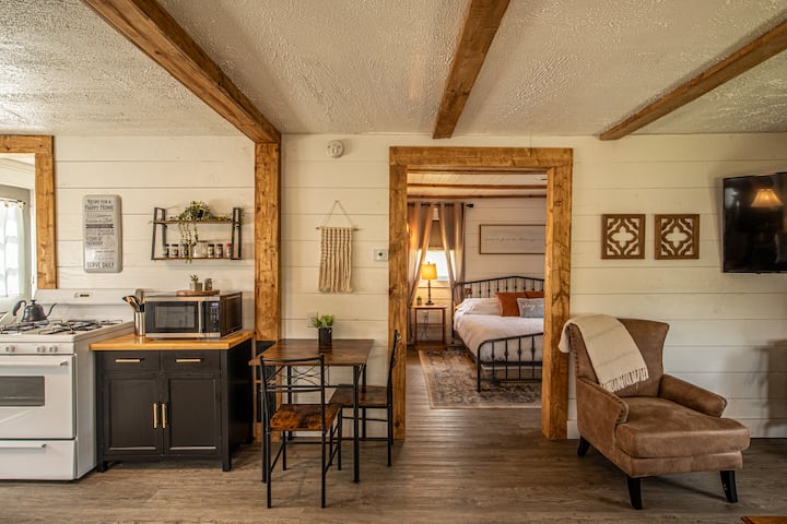 Rare Find: Cozy, King Bed, Beaches, Casino, - Erie, PA