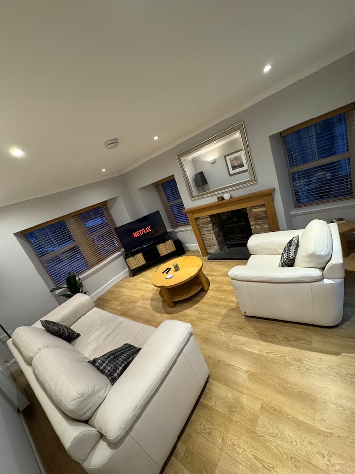 Town Centre 2 Bedroom Apartment - Loch Watten