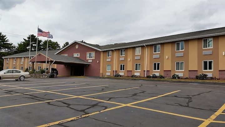Fun Hideaway At Foxboro W/ Three Relaxing Units! - Foxborough, MA