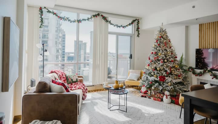 Christmas Decor, View, Walkable, Free Parking - Calgary