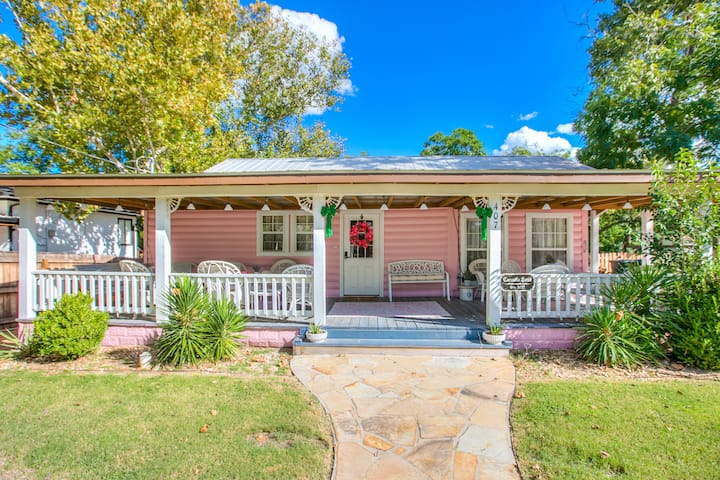 Spacious German Haus/6 Beds/3 Bath/ Walk To Main - Fredericksburg, TX