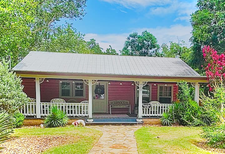 Spacious German Cottage/hot Tub/3 Blocks To Main - Fredericksburg, TX