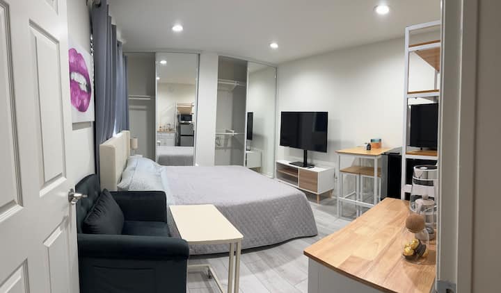 Private Studio Unit With Full Bath And Kitchenette - Calabasas, CA