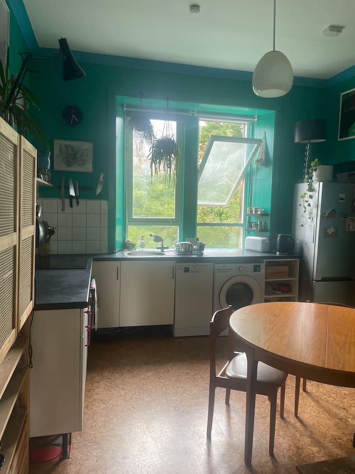 Newly Renovated Colourful 1bdrm Southside Tenement - Glasgow