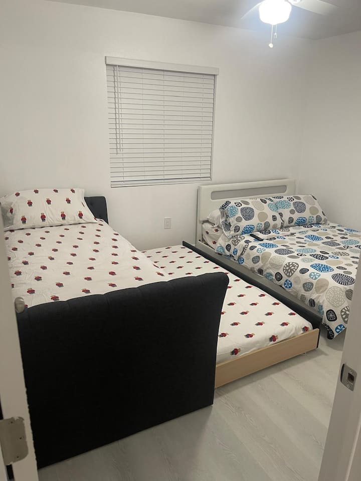 Brand New House In Downey Ca - 노워크