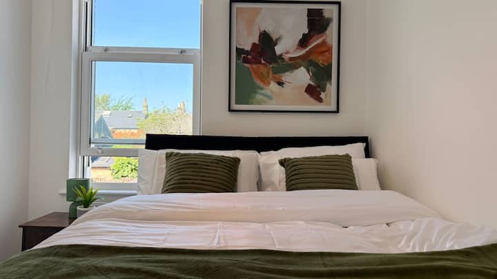 Spacious 3-bed Retreat | Sleeps 5 | Free Parking - Cambridge