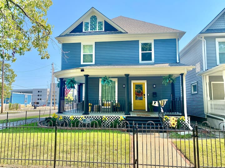 *Hollidayhouse-lg-house-lg-yard-hottub-downtown* - Topeka