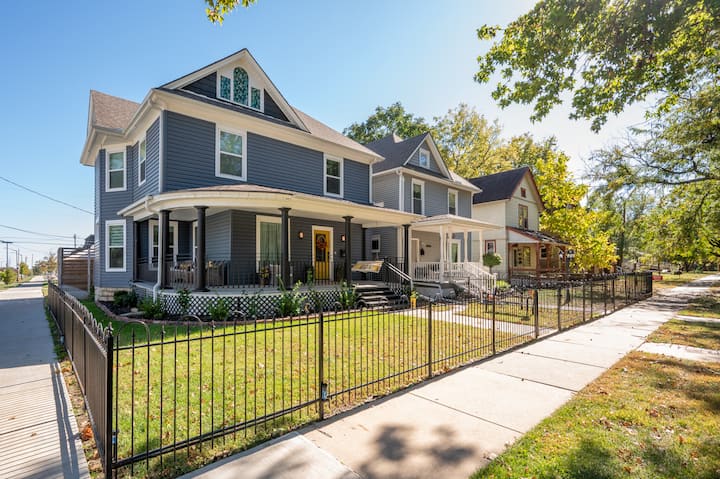 *Hollidayhouse-lg-house-lg-yard-hottub-downtown* - Topeka, KS