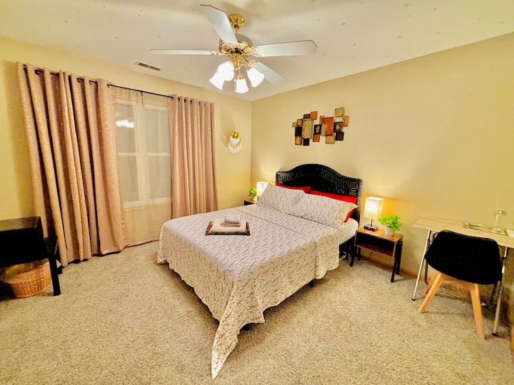 Cozy Room Overlooking A Pond - Champaign, IL