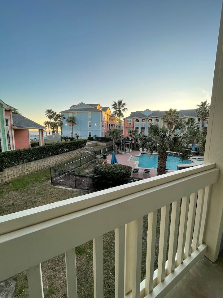 Amazing Pool & Ocean View! 2bd/2ba Condo - Schlitterbahn Waterpark Galveston, Galveston