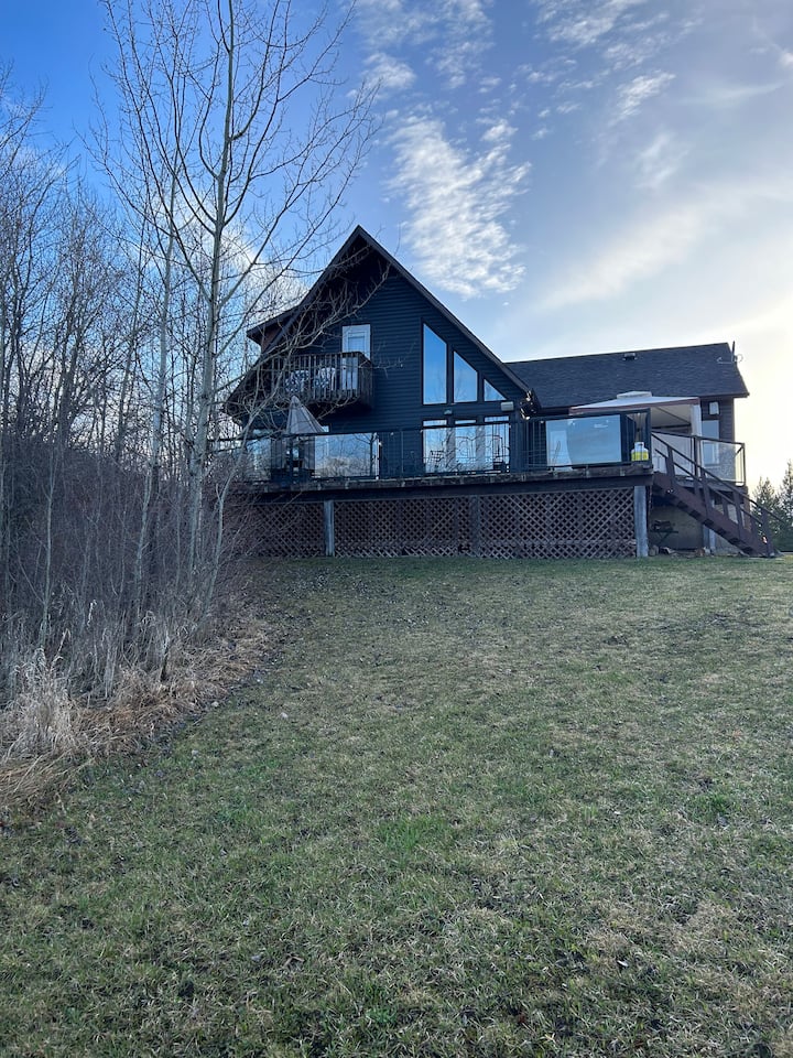 Charming Creekside Cottage On Two Acres W/hot Tub! - Manitoba