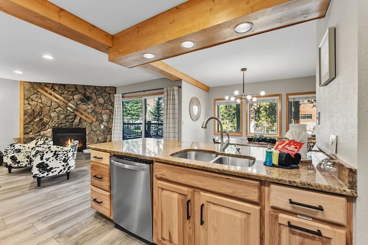 Mountain Sunshine [Downtown, 2x Parking, Gondola] - Summit County, CO