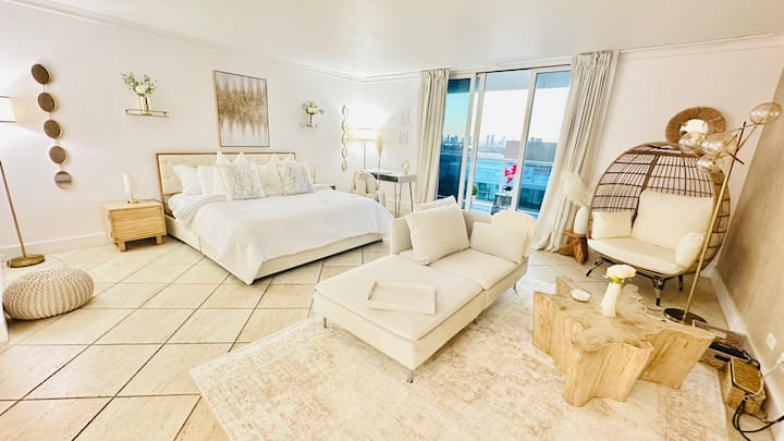 The South Beach Condo I Balcony | Full Amenities - Miami Beach, FL