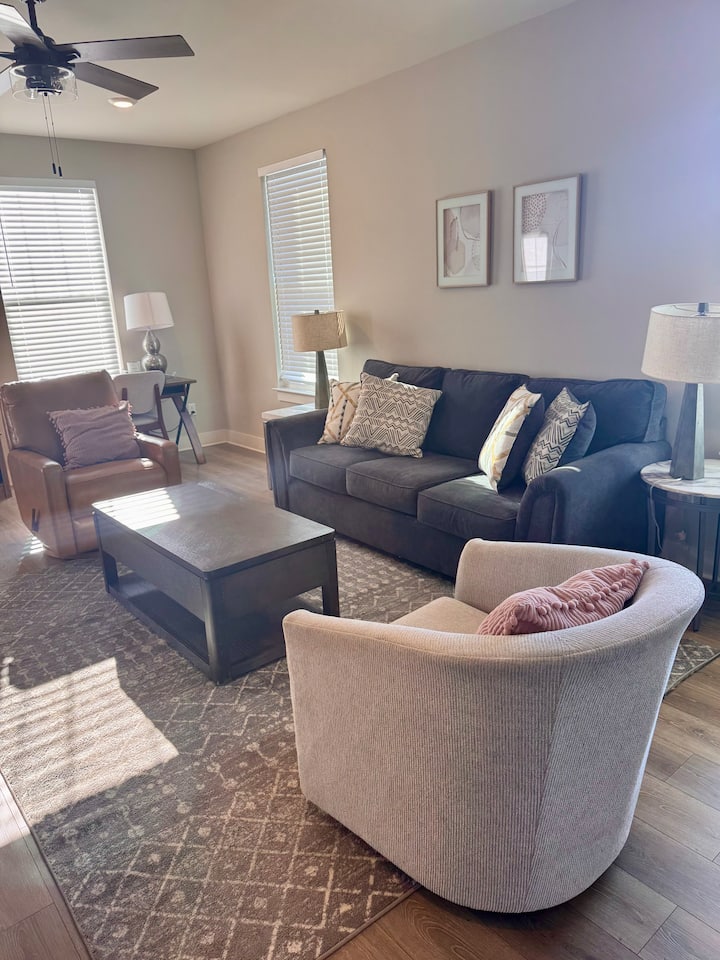 Home Away From Home Townhome, Sleeps 8 - Lebanon