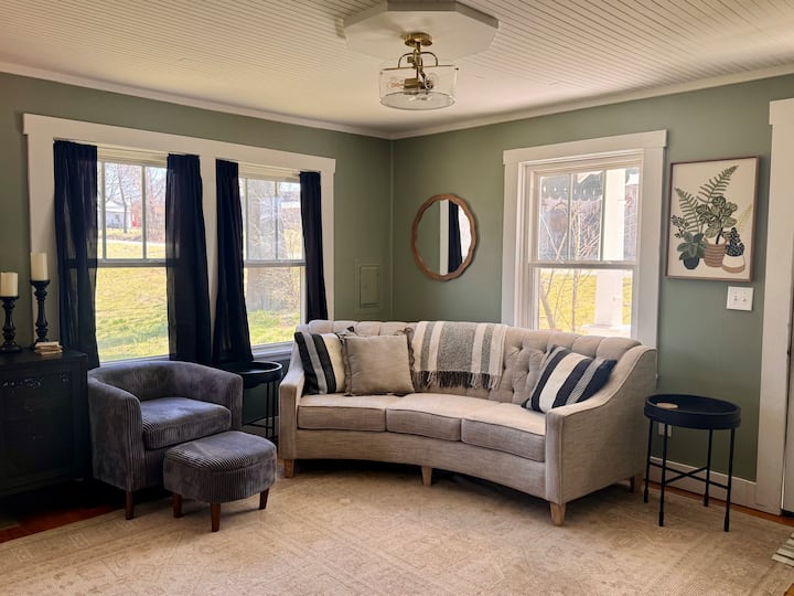 Charming Cottage - Strafford, MO