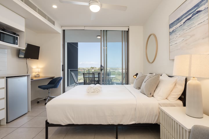 Cozy Studio W/ Stunning View, Pool, Wifi & Parking - Sunshine Coast Queensland, Australia