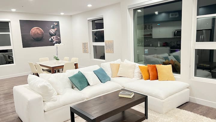 Exclusive Apartment With Hollywood Sign View - West Hollywood, CA