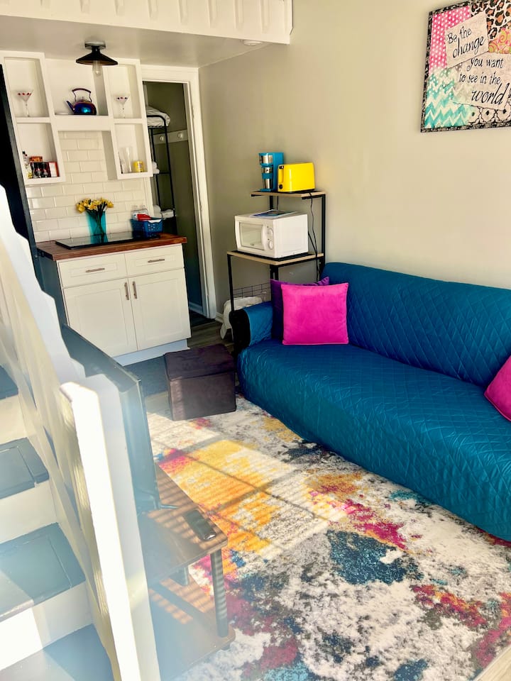 Pop-of-color - Loft - Downtown Raleigh - Near Ncsu - PNC Arena