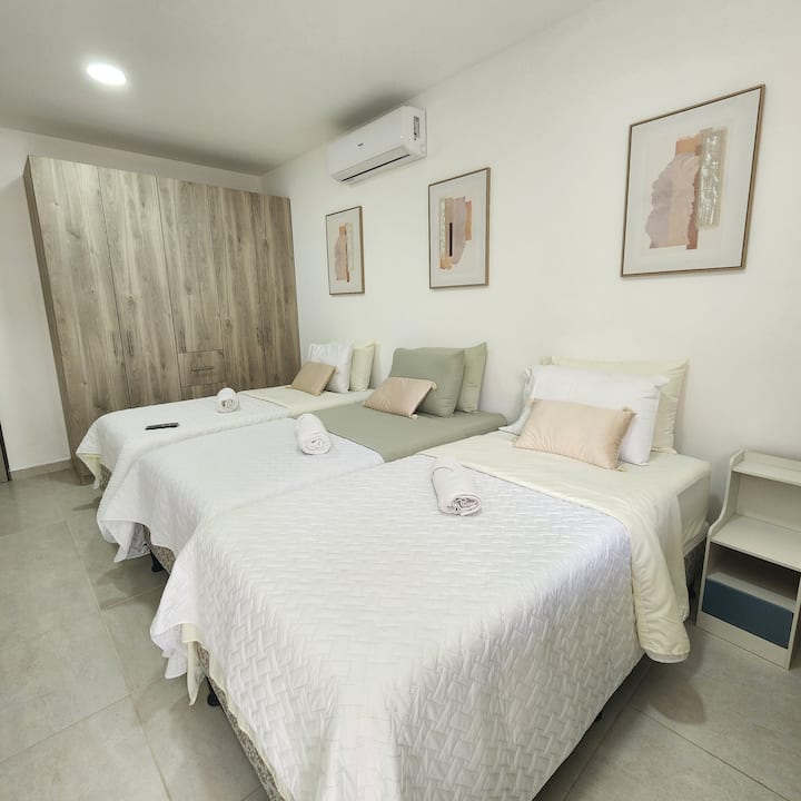 Meribah House, 14 Camas / 8 Rooms / 7.5 Bathroom - サン・サルバドル