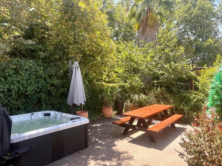 Porters Cottage Garden - Albury