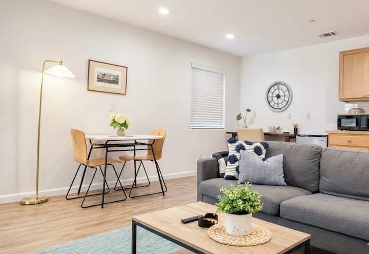 Private Guest Suites | Fast Wifi & Parking - San Leandro, CA