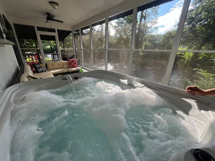 Polar Express & Hot Tub Getaway On Deep Creek - Bryson City, NC