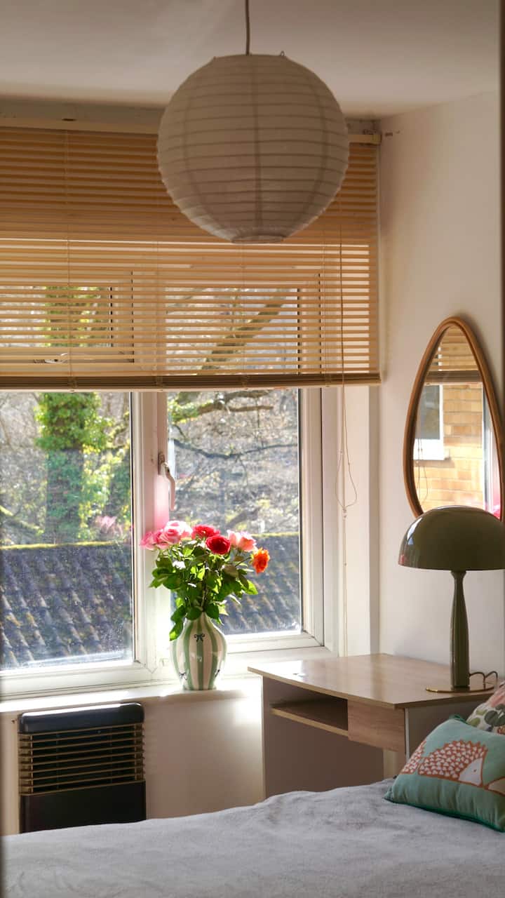 Canalside Quiet 2-bed Apart. Centre. Parking - Woking