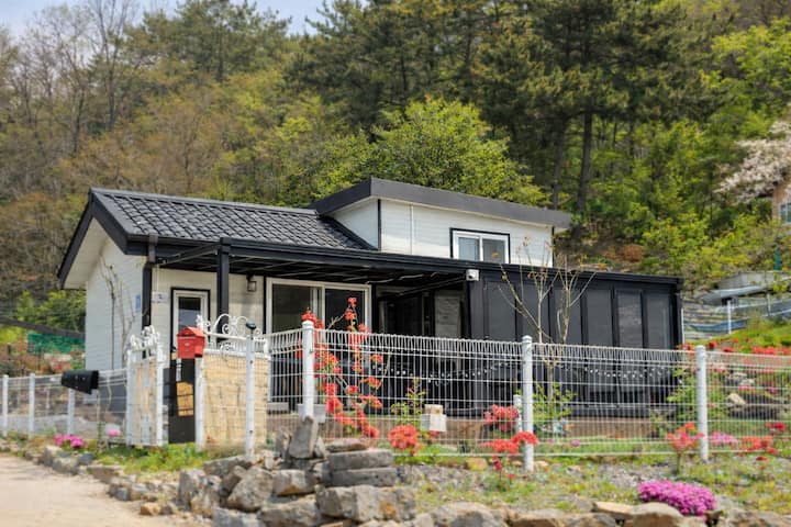 [아리네하우스] 오직한팀,독채,펜스있는반려견잔디,바베큐,워케이션,복층 - 안산시